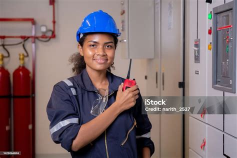 전기 젊은 아시아 여성 엔지니어는 유지 보수 캐비닛 시스템을 전기로 검사하고 산업 공장 기술자 또는 전기 기술자 검사 전력 분배의 제어실에서 라디오를 사용합니다 여성에 대한