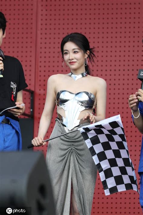 喻言出席芭莎之夜红毯活动 金属感胸衣搭配软甲裙装时尚抢眼