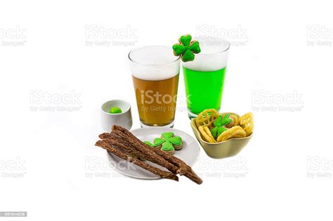 클로버 흰색에 가벼운 스낵의 잔에 맥주는 술집에서 매운 저녁을 배경합니다 세인트 패 트 릭의 날 스낵에 대한 스톡 사진 및 기타