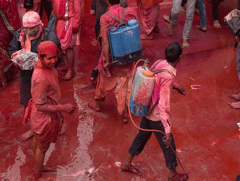 लठ मार होली संस्कृति का हिस्सा है लेकिन इसकी आड़ में लड़कियों के साथ