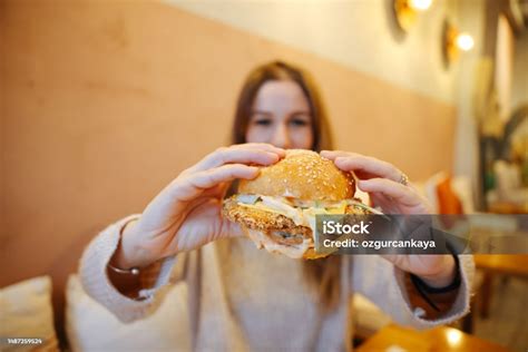 현대 패스트 푸드 카페에서 햄버거를 먹는 여자 점심 개념 감자 요리에 대한 스톡 사진 및 기타 이미지 감자 요리 건강에