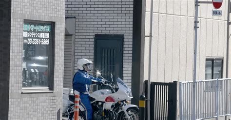 「白バイに乗せてくれて記念撮影」この警察官は是か非か Friday（フライデー）