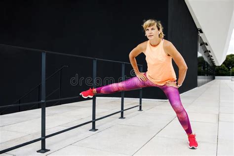 Joven Deportista Vestida Con Ropa Deportiva Haciendo Ejercicio Al Aire