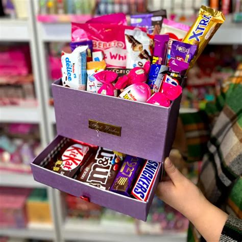 کادوولنتاین باکس شکلاتی طبقاتی بنفش آرایشی نیلو