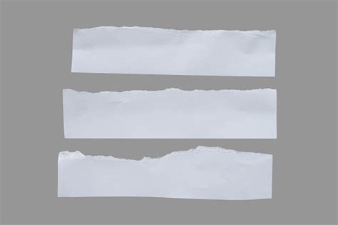 재활용 종이 공예품은 흰색 바탕에 붙어 있습니다 흰색 배경에 분리된 흰색 종이가 찢어지거나 찢어진 종이 조각 흰색 찢어진 메모 배경의 찢어진 종이 가장자리 부분의에 대한