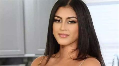 Πέθανε η πορνοστάρ Sophia Leone Cineramen