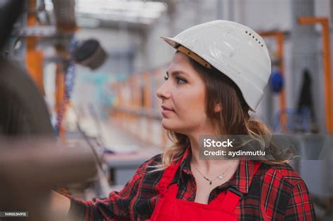 견습생 엔지니어 젊은 여자 공장에서 Cnc 기계와 함께 작업 Cnc 장치에 대한 스톡 사진 및 기타 이미지 Cnc 장치