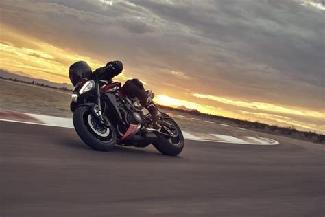 Triumph Street Triple Uma naked três versões MOTOJORNAL