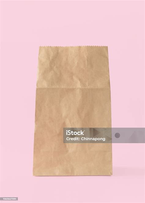 클리핑 패스와 함께 핑크색 흰색 배경 재활용 종이 포장 디자인에서 만든 점심 아침 또는 저녁 식사 콘테이너를 위한 에코친화적인