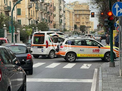 Incidente A Savona Scontro Tra Un Automedica E Un Auto In Corso
