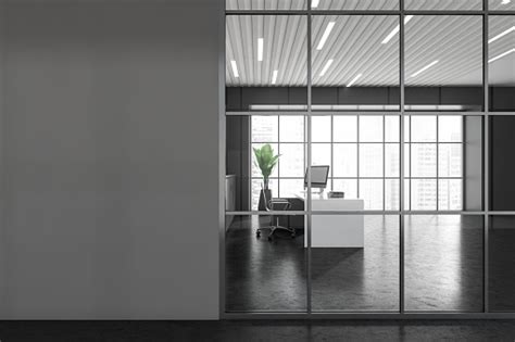 Ceo 테이블이있는 어두운 회색 사무실 방 내부 데스크탑 컴퓨터가있는 책상 안락 의자 파노라마 창문 콘크리트 바닥의 정면보기 모형 빈 벽 Ad 개념 도시 전망 3d 렌더링