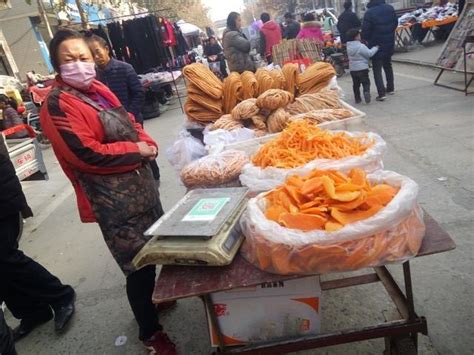 農村大集上，大姐正在過稱，顧客看見老闆手指一點生氣不要了 每日頭條