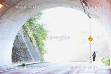 抽象的背景素材・小さなトンネルの光景 153903648 イメージマート