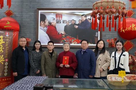 【聚焦二十大】江苏非物质文化遗产传承人王秀英受聘我院传授香包技艺
