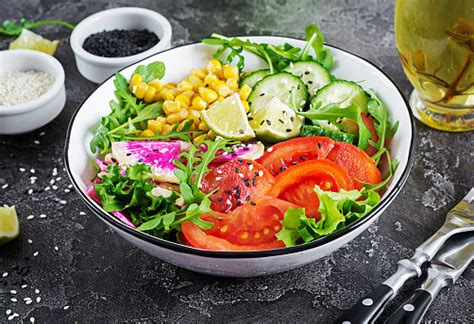 채식주의 부처님 그릇입니다 신선한 생 야채오이 토마토 수 박 무 상 추 Arugula 옥수수와 그릇 신선한 샐러드입니다 채식