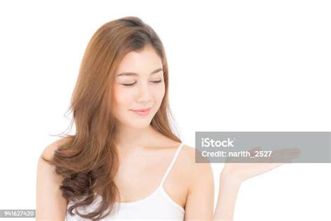 아시아 아름 다운 젊은 여자 아름다움 개념 흰색 배경에 고립 손에 뭔가 빈 복사본 공간을 제시 하는 건강 한 깨끗 한 피부와 함께 보여주는 깨끗한에 대한 스톡 사진 및 기타