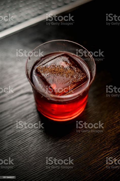 바 카운터에 음료와 아이스 큐브가 있는 구식 투명 유리의 클로즈업 보기 0명에 대한 스톡 사진 및 기타 이미지 0명 가득