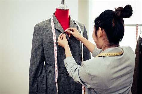 마네킹 모델에 정장 유니폼 옷에 맞게 만드는 아시아 여성 패션 디자이너 소녀 패션 디자이너 세련된 쇼룸입니다 바느질 과 맞춤형