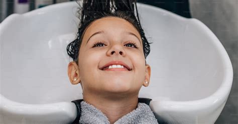 전문 미용사가 부드럽게 머리를 씻는 동안 헤어스타일 치료를 받는 어린 소녀 사진 Unsplash의 사람 이미지