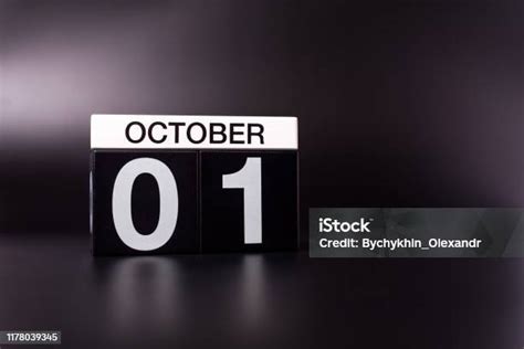 10 월 1 일 달의 일 검은 배경에 나무 색 달력 가을 시간입니다 텍스트의 빈 공간 10월에 대한 스톡 사진 및 기타 이미지 Istock