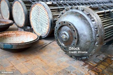 부식 플랜지 체계를 가진 정유 열교환기 냉각기 관 산업 열교환기 또는 보일러의 행은 녹슨 튜브 시트 또는 예금 및 부식이있는 튜브 보드를 덮습니다 열교환기에 대한 스톡 사진