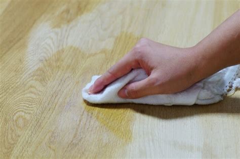 5 Techniques Efficaces Pour Enlever La Cire D Un Meuble