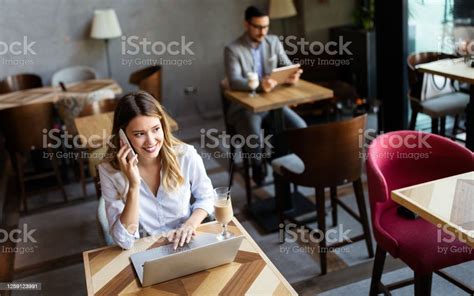 사무실에서 좋은 소식을 받고 미소로 전화에 응답하는 비즈니스 레이디 귀여운에 대한 스톡 사진 및 기타 이미지 귀여운 금발