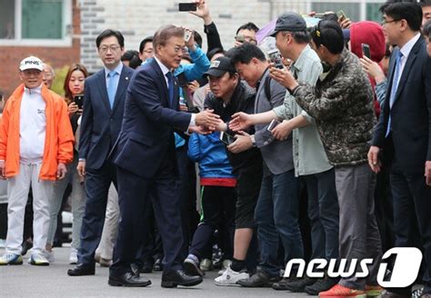 문재인 유권자들과 악수 뉴스1