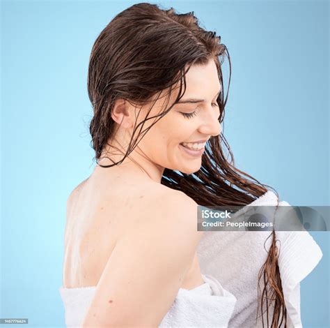 헤어 케어 감기 및 청소 및 파란색 스튜디오 배경에 수건으로 머리를 말리는 여자 살롱 헤어 스타일 및 젖은 머리로 머리를 씻은 후 깨끗한 여성과 헤어 케어 20 24세에