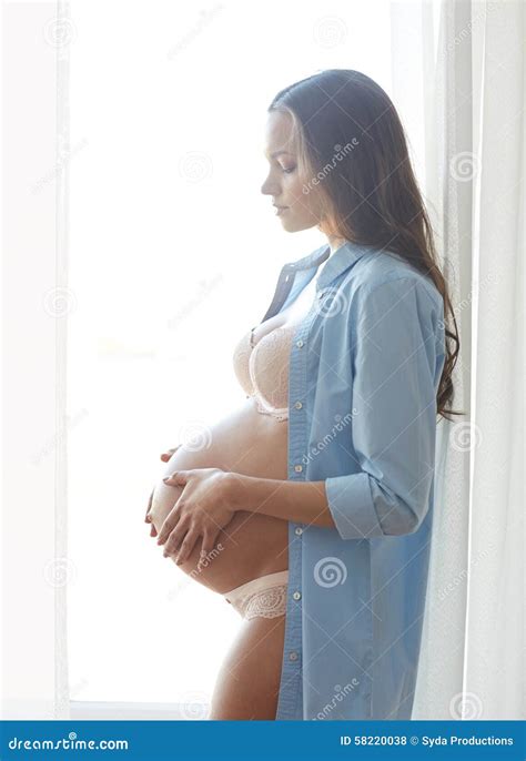 Gelukkige Zwangere Vrouw Met Grote Naakte Buik Thuis Stock Foto Image