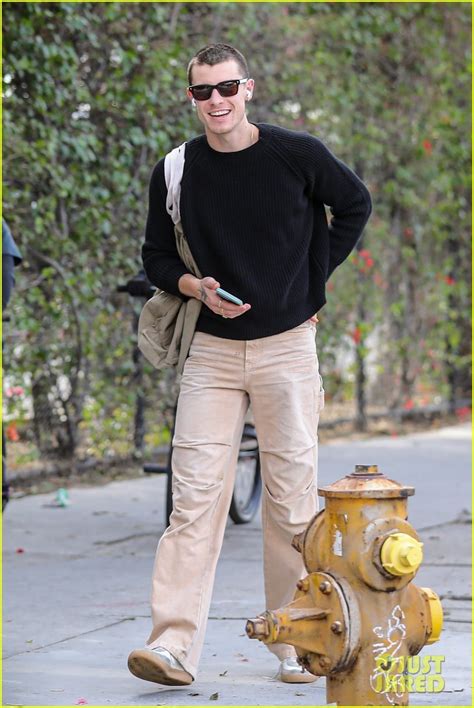 Shawn Mendes Shows Off His Chic Style While Picking Up Groceries