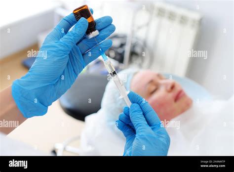 Il Cosmetologo Inietta Un Iniezione Del Proprio Plasma Sanguigno Ricco