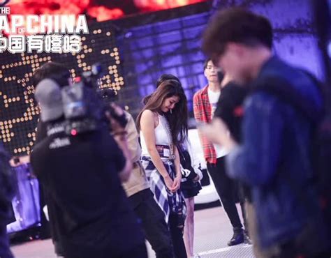 《中国有嘻哈》开播 吴亦凡面对迷弟表白羞红脸