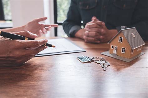 에이전트 및 고객과의 자동차 및 주택 모델 구매 계약에 대 한 논의 보험 또는 대출 부동산 또는 부동산 배경을 얻을 개념에 대한