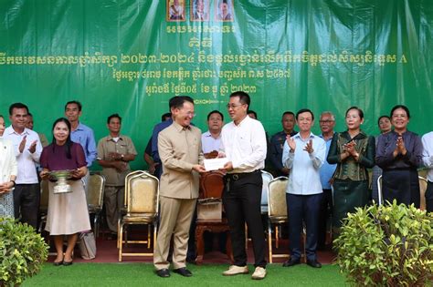 លោករដ្ឋមន្រ្តីក្រសួងបរិស្ថាន ផ្តល់ធុងសំរាមតាមសាលារៀន