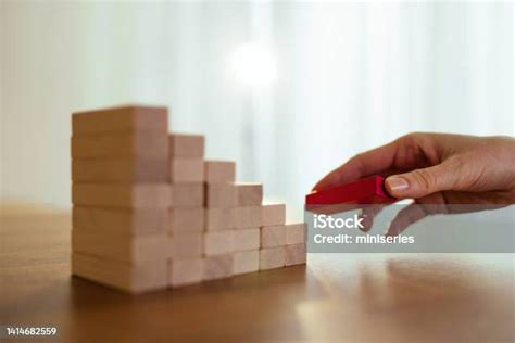 타워 건물의 바닥에 나무 블록을 배치하는 인식 할 수없는 비즈니스 여성 블럭에 대한 스톡 사진 및 기타 이미지 블럭