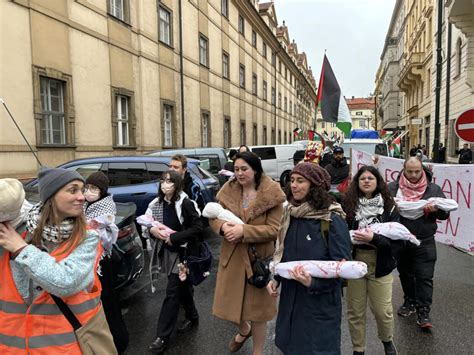 Na pražském Klárově se sešly stovky lidí na podporu Palestiny Vystoupil i Tomáš Klus Galerie
