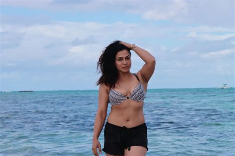 nandini rai మెరూన్ డ్రెస్‌లో నందిని రాయ్ ఒంపుసొంపులు namasthe telangana