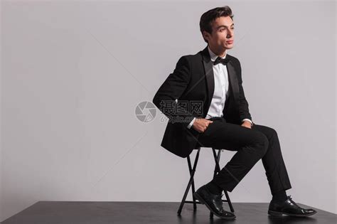 坐在优雅的坐着梦想着在灰色背景高清图片下载 正版图片502695165 摄图网