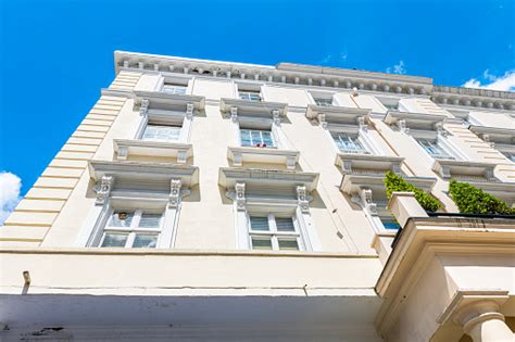 오래된 빈티지 역사적인 주택 아파트 플랫 창문이있는 Pimlico 런던 이웃 지구 지역은 여름에 흰색 건축물과 푸른 하늘이있는