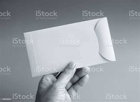 흰 봉투를 들고 있는 손 세로 스타일 회색 배경 흑백 스타일 손에 빈 편지 패킷을 닫습니다 비즈니스와 금융 개념 봉투에 대한 스톡 사진 및 기타 이미지 Istock