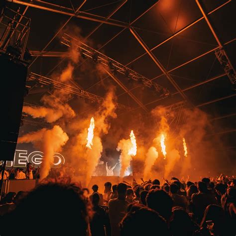 Ubicaciones Secretas Con Los Pies En La Playa Con Line Ups De Lujo
