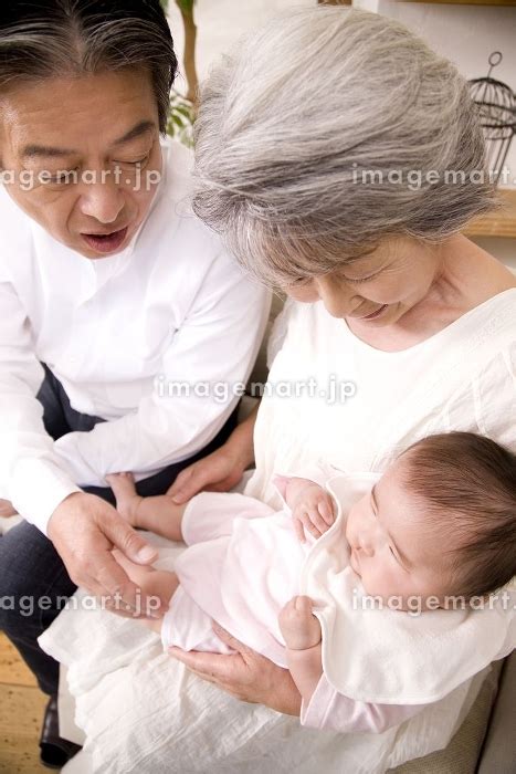 孫娘をあやす祖父と祖母の写真素材 24301245 イメージマート