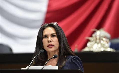 Xóchitl sufre resbalón en evento esa silla quedó chica vamos por la grande dice El Universal