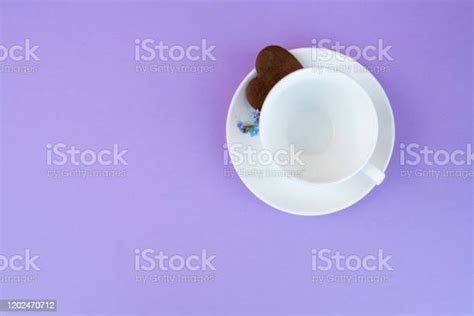 보라색 배경에 커피 머그잔입니다 배경 아침 식사 음료 및 카페 메뉴 개념 보라색 배경에 커피 컵 플랫 레이를 재생할 수 있습니다 커피에 쿠키 화이트 머그잔 복사 공간 0명에