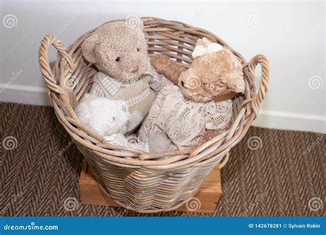 Cesta Da Palha De Ursos De Peluche Do Vintage Dos Bichos De Pel Cia