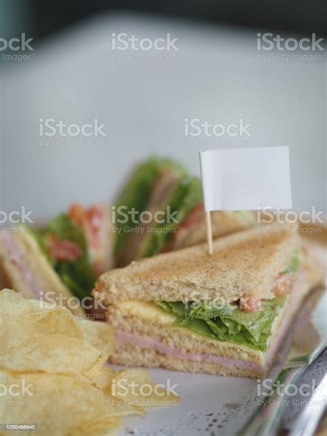 햄과 양상추 샐러드 야채 감자 칩 음식에 흰색 플래그 스틱으로 채워진 아침 샌드위치 하우 빵 0명에 대한 스톡 사진 및 기타