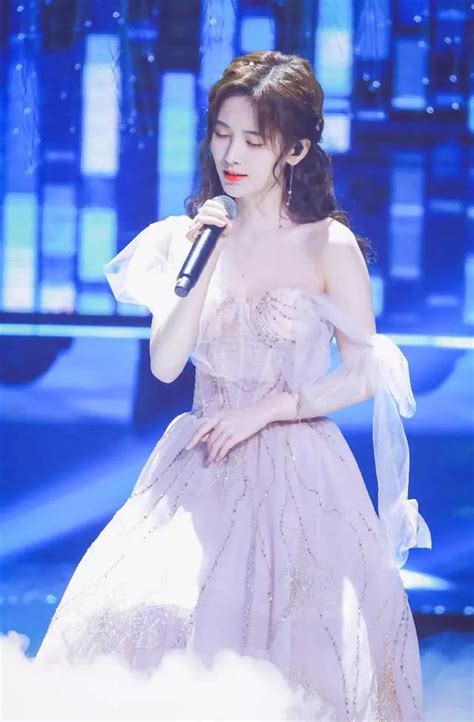 四千年美女鞠婧禕，在演出是肩帶掉了，網友大福利 每日頭條