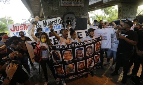 Amigos e familiares de vítimas da violência no Rio protestam contra