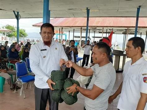 Peduli Nelayan Bupati Touna Serahkan Bantuan Alat Tangkap Ikan
